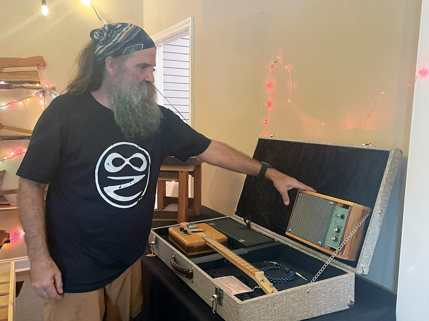 Longtime local waiter becomes first Del Rendon artist-in-residence ...